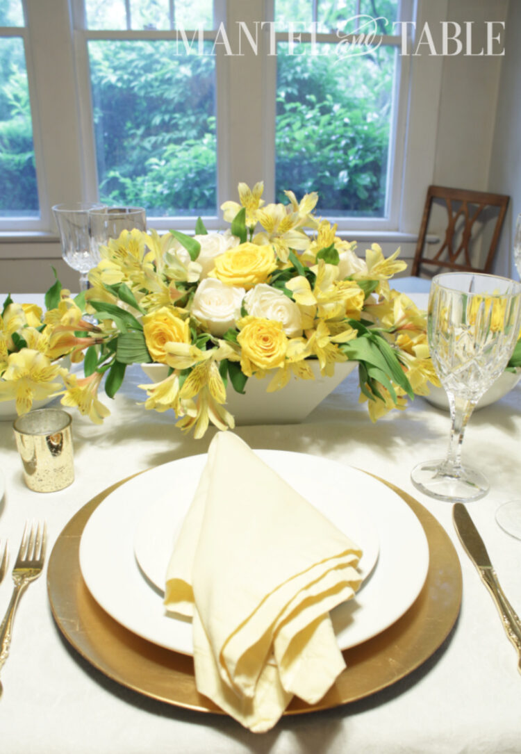 You'll Love This Beautiful Bright Sunny Yellow and White Tablescape ...