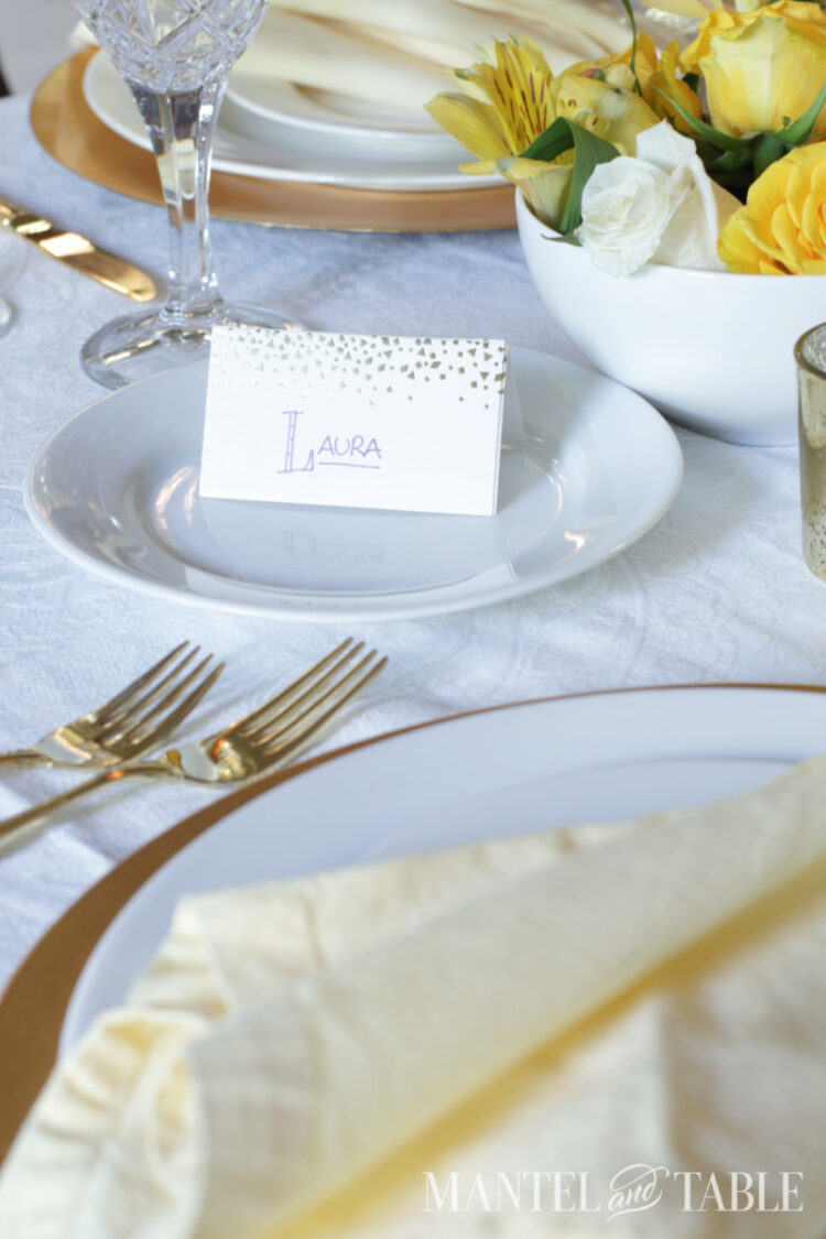 You'll Love This Beautiful Bright Sunny Yellow and White Tablescape ...