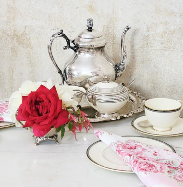 Gold and white table setting - a beautiful party sneak peek - Mantel ...
